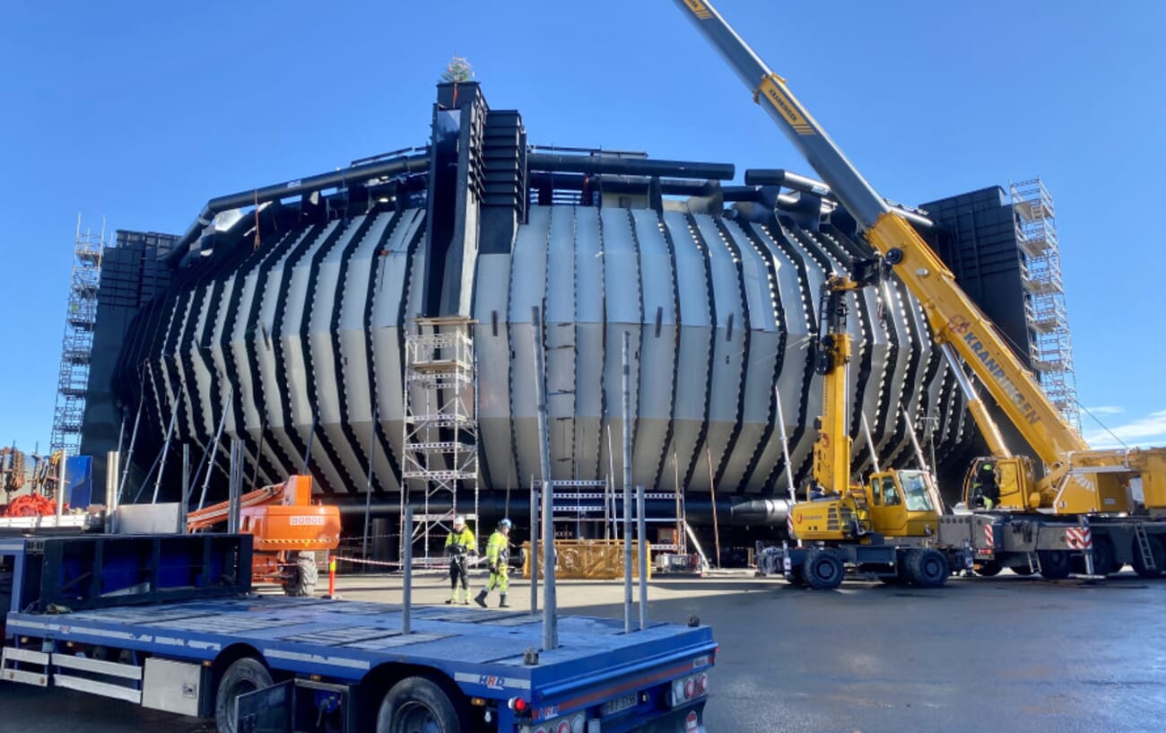 Canadian minister admires closed-containment salmon farm | The Fish Site